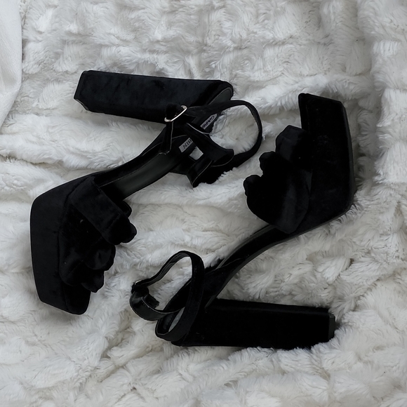 Cape Robbin | Shoes | Cape Robbin Black Knotted Velvet Platform Heels ...